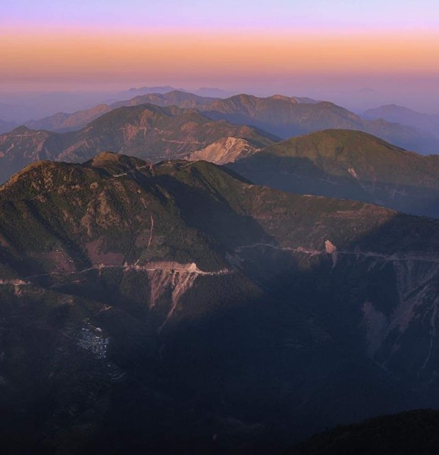 Devchuli Danda is located at an altitude of 1934 meter in Nawalparasi
